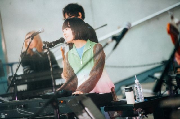 TOMOO、メジャーファーストアルバム『TWO MOON』発売記念フリーライブ＠ダイバーシティ東京のライブレポートが到着！さらに、「Super ...